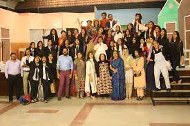 15 Types Of Girls That Went To Lahore Grammar School – MangoBaaz